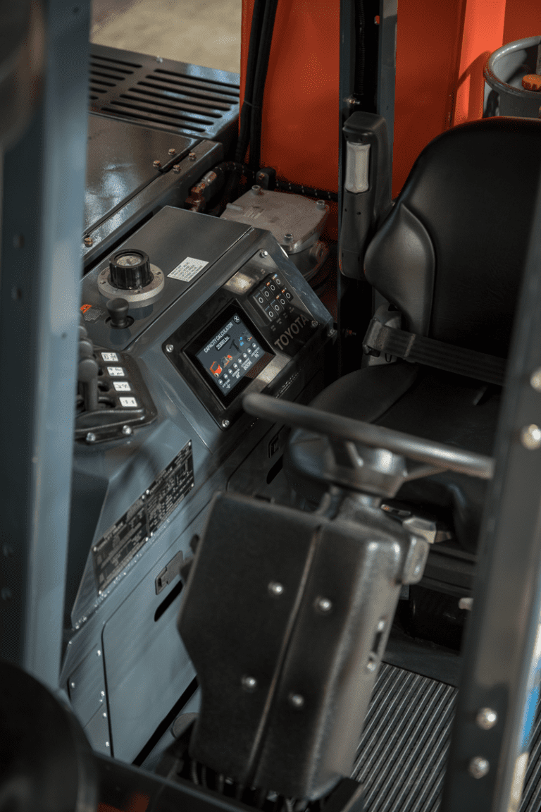 Toyota High-Capacity Adjustable Wheelbase Forklift // THDA