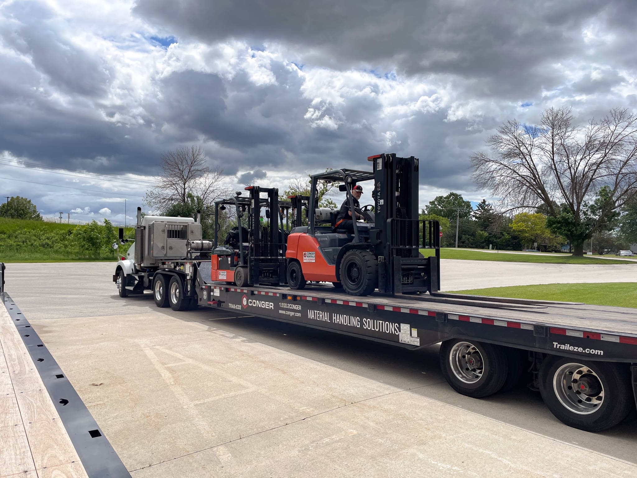 How to Transport a Forklift | Best Practices & Safety Tips - Conger ...